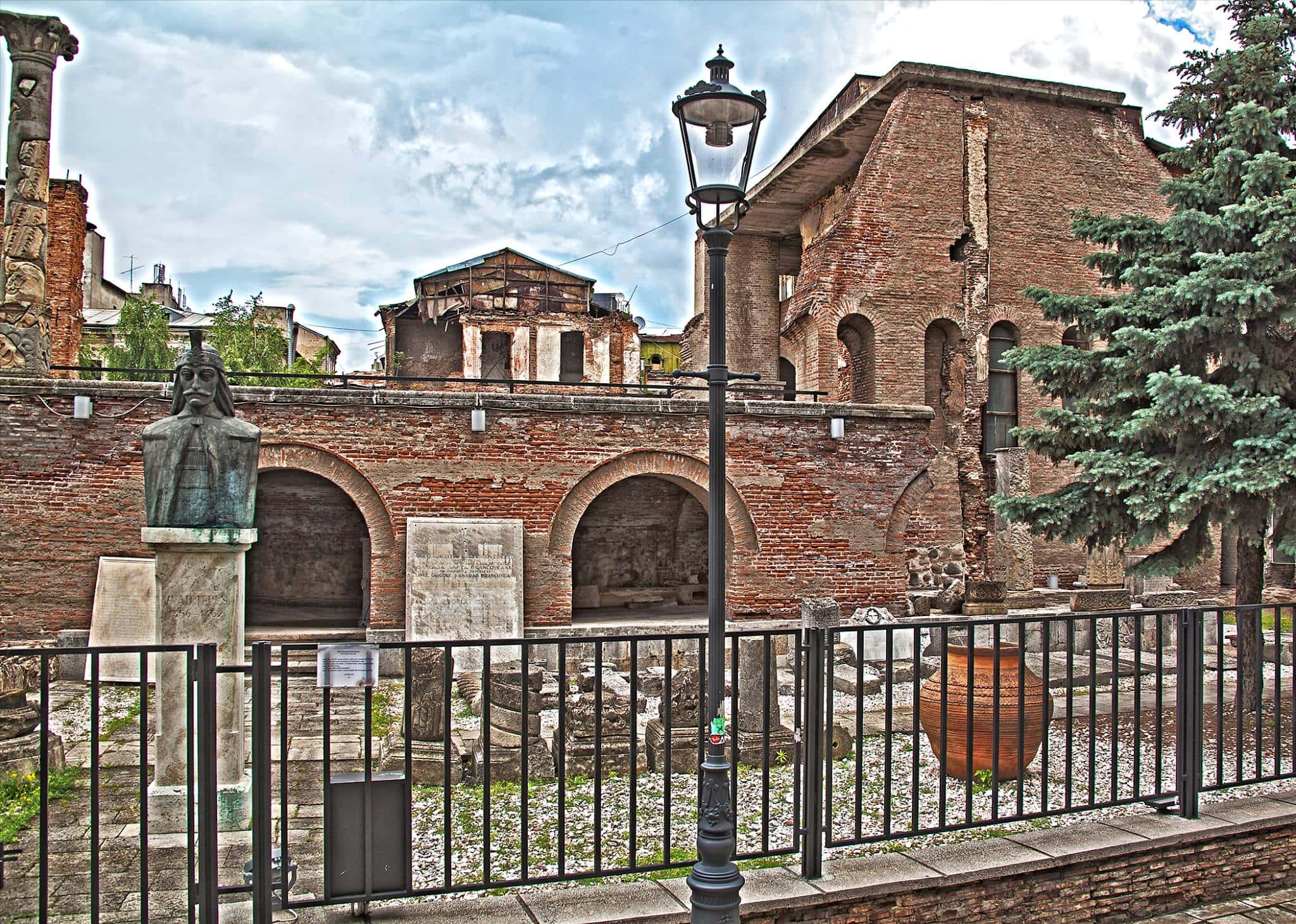 Curtea Veche en Bucarest - Atracciones turísticas, monumentos, museos y ...